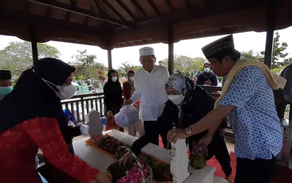 H Abdul Rasyid AS Bersama Keluarga Ziarah Makam di Hari Kedua Idulfitri