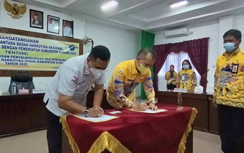 Bupati Gumas Lakukan Penandatanganan Nota Kesepakatan dengan BNN Kalteng Bupati Gumas Lakukan Penandatanganan Nota Kesepakatan dengan BNN Kalteng