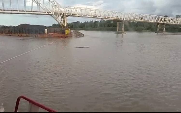 Tongkang Bermuatan Batubara Tabrak Fender Pengaman Jembatan Kalahien Tongkang Bermuatan Batubara Tabrak Fender Pengaman Jembatan Kalahien