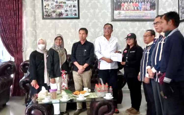 Pantarlih Lakukan Coklit di Kediaman Ketua DPRD Palangka Raya Pantarlih Lakukan Coklit di Kediaman Ketua DPRD Palangka Raya