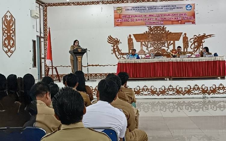 Wakil Bupati Gunung Mas Dorong Guru dan Siswa Kuasai Teknologi Informasi Wakil Bupati Gunung Mas Dorong Guru dan Siswa Kuasai Teknologi Informasi