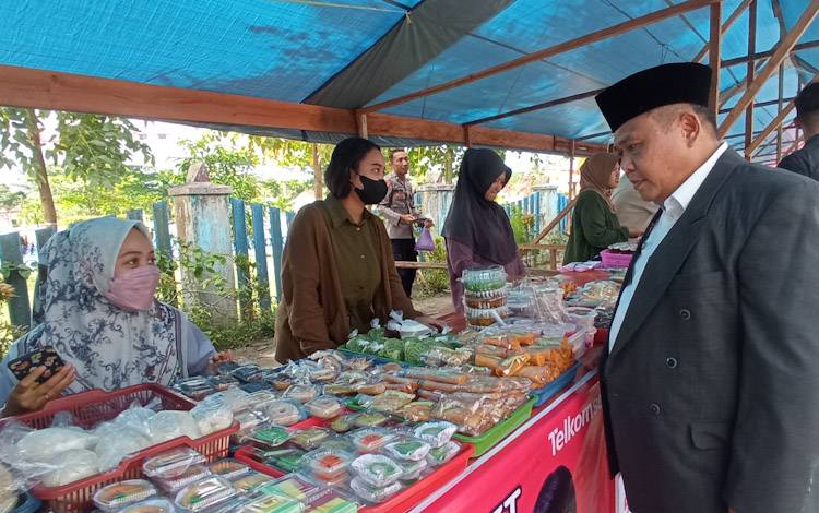 Fasilitasi Pedagang dan Masyarakat, Plt. Sekda Kobar Buka Pasar Ramadan Fasilitasi Pedagang dan Masyarakat, Plt. Sekda Kobar Buka Pasar Ramadan