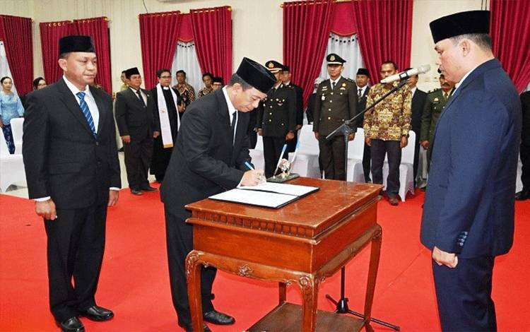 Bupati Lamandau Lantik Enam Kepala Dinas Bupati Lamandau Lantik Enam Kepala Dinas
