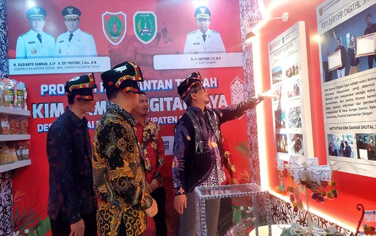 Dirjen Kominfo Kunjungi Stand KIM Kalteng pada KIMFest di Surabaya Dirjen Kominfo Kunjungi Stand KIM Kalteng pada KIMFest di Surabaya