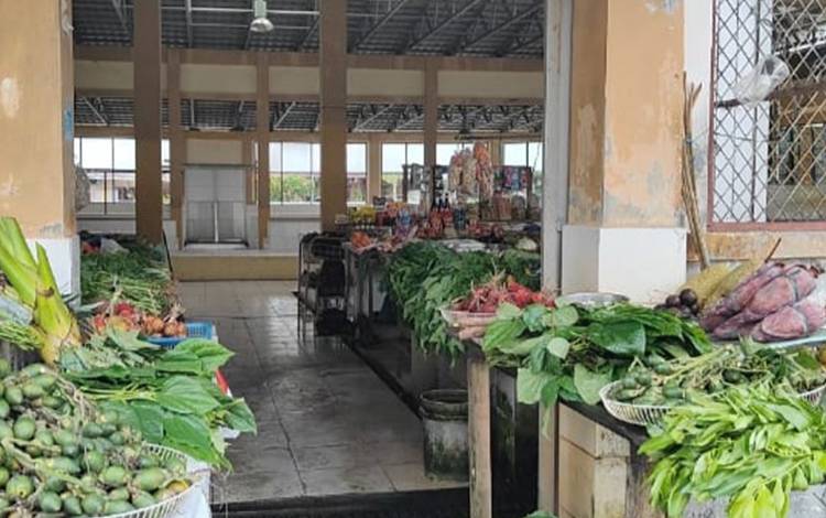 Pedagang Pasar Datah Manuah Keluhkan Pembeli yang Sedikit Pedagang Pasar Datah Manuah Keluhkan Pembeli yang Sedikit