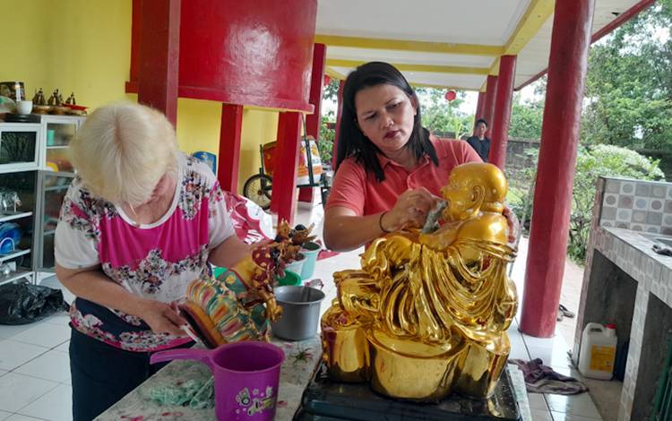 Jelang Imlex 2024, Warga Keturunan Tionghoa Bersihkan Rupang di Vihara ... Jelang Imlex 2024, Warga Keturunan Tionghoa Bersihkan Rupang di Vihara ...