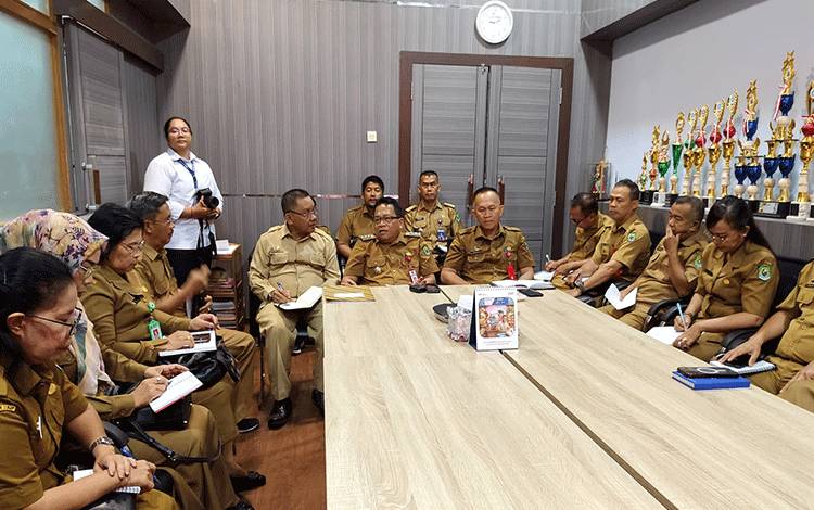 Pemkab Adakan Rapat Finalisasi Persiapan Peringatan HUT Kapuas Pemkab Adakan Rapat Finalisasi Persiapan Peringatan HUT Kapuas