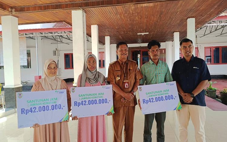 Pj Bupati Seruyan Serahkan Santunan JKM kepada Ahli Waris Pj Bupati Seruyan Serahkan Santunan JKM kepada Ahli Waris