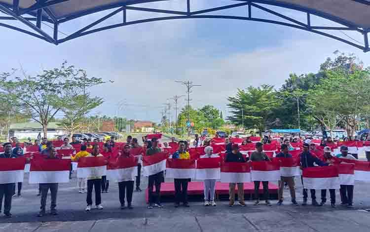 Kesbangpol Pulpis bagikan 1.900 Bendera Merah Putih Kesbangpol Pulpis bagikan 1.900 Bendera Merah Putih