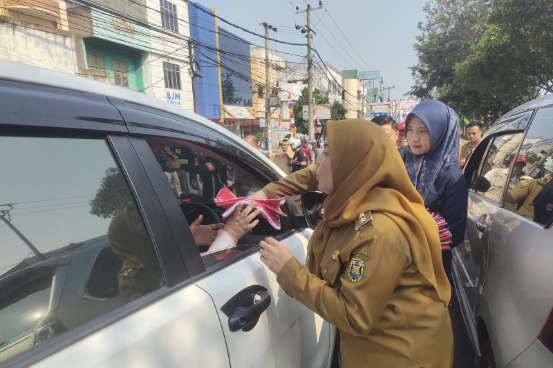 Pembagian Bendera Merah Putih di Bandarlampung Sambut HUT RI Pembagian Bendera Merah Putih di Bandarlampung Sambut HUT RI