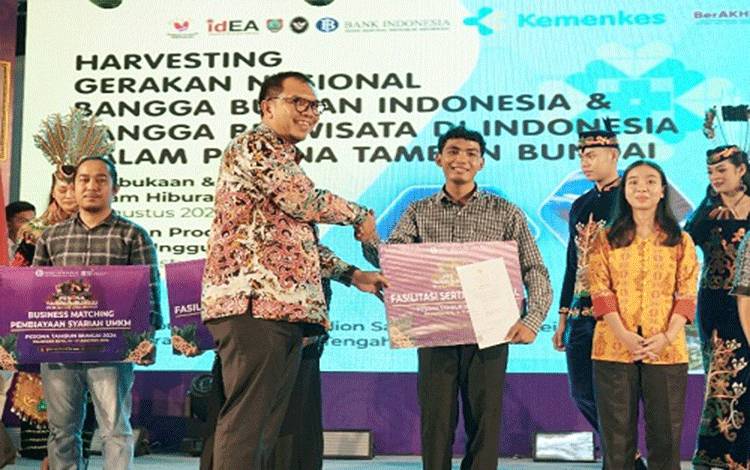 BI Kalteng Serahkan Sertifikat Halal kepada 9 UMKM Binaan BI Kalteng Serahkan Sertifikat Halal kepada 9 UMKM Binaan