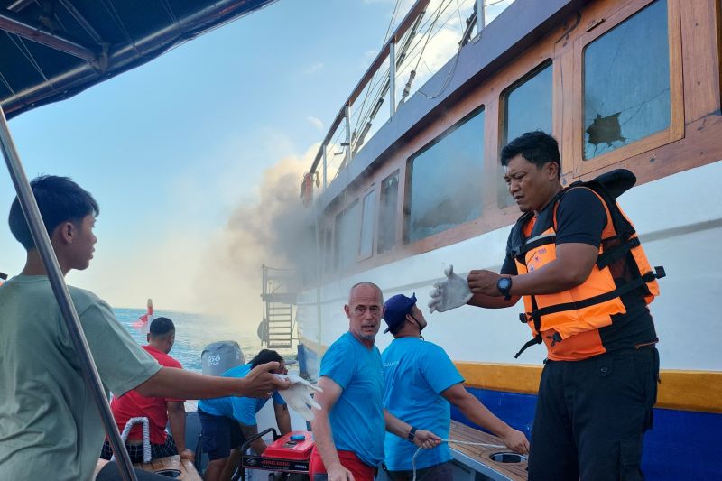 Tim SAR Berhasil Padamkan Kebakaran Kapal Pinisi di Labuan Bajo Tim SAR Berhasil Padamkan Kebakaran Kapal Pinisi di Labuan Bajo